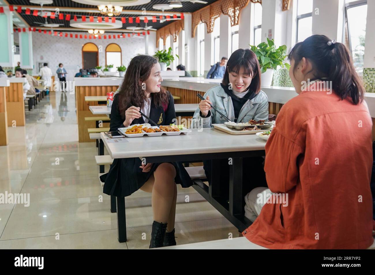 210409 -- SHANGHAI, 9. April 2021 -- Risalet Ehmet L hat ein Essen in ...