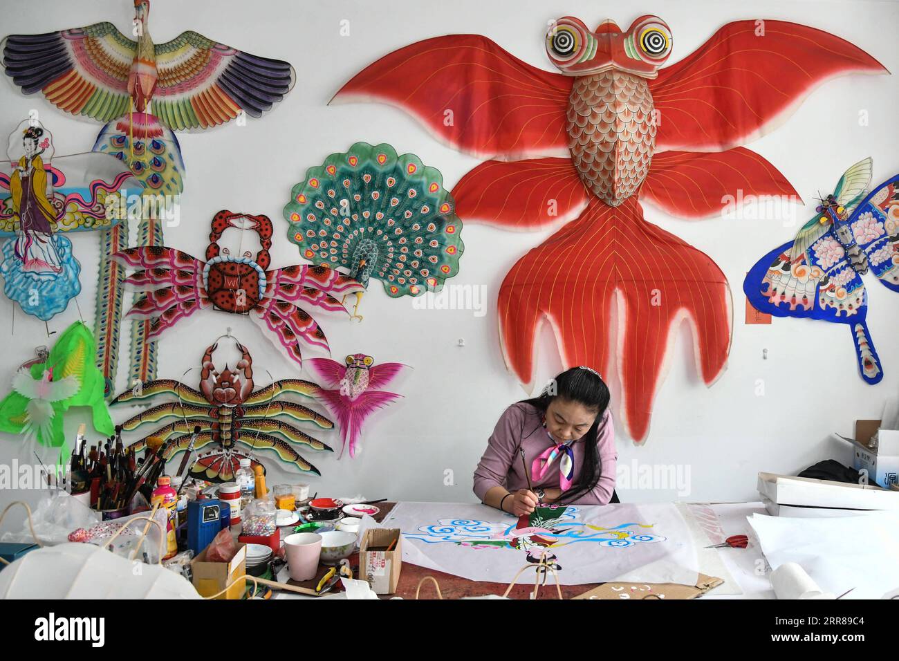 210426 -- JINAN, 26. April 2021 -- Yang Hongwei malt das Muster auf ...