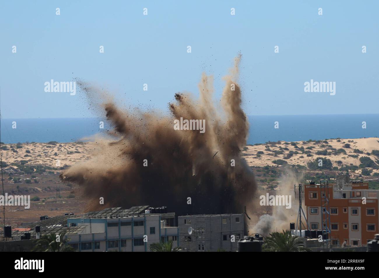210519 -- GAZA, 19. Mai 2021 -- Foto vom 19. Mai 2021 zeigt Explosionen nach israelischen ...