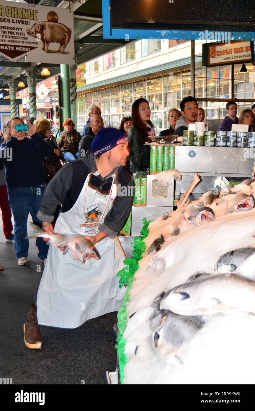 Fish throwing -Fotos und -Bildmaterial in hoher Auflösung – Alamy