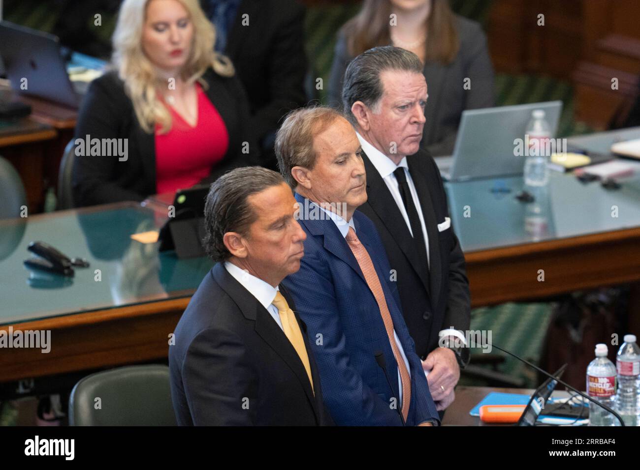 Austin, TX, USA. September 2023. KEN PAXTON sitzt zwischen seinen ...