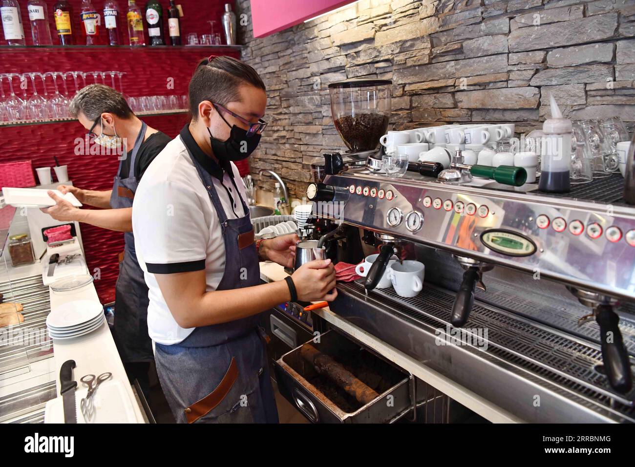 211001 -- ROM, 1. Oktober 2021 -- Ein Barista macht Kaffee in der San ...