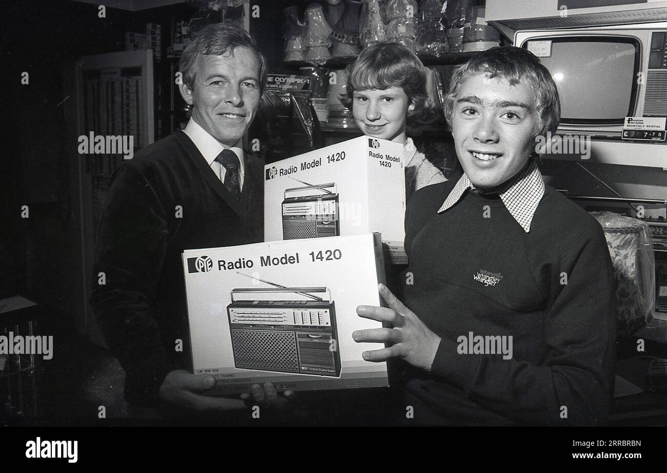 1981, in einem Geschäft für Haushaltsgeräte, ein Ladenbesitzer mit zwei ...