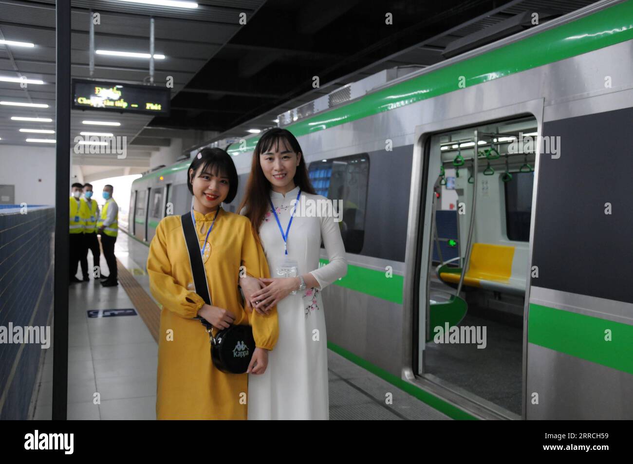 211106 -- HANOI, 6. November 2021 -- Junge Damen posieren für ein Foto ...