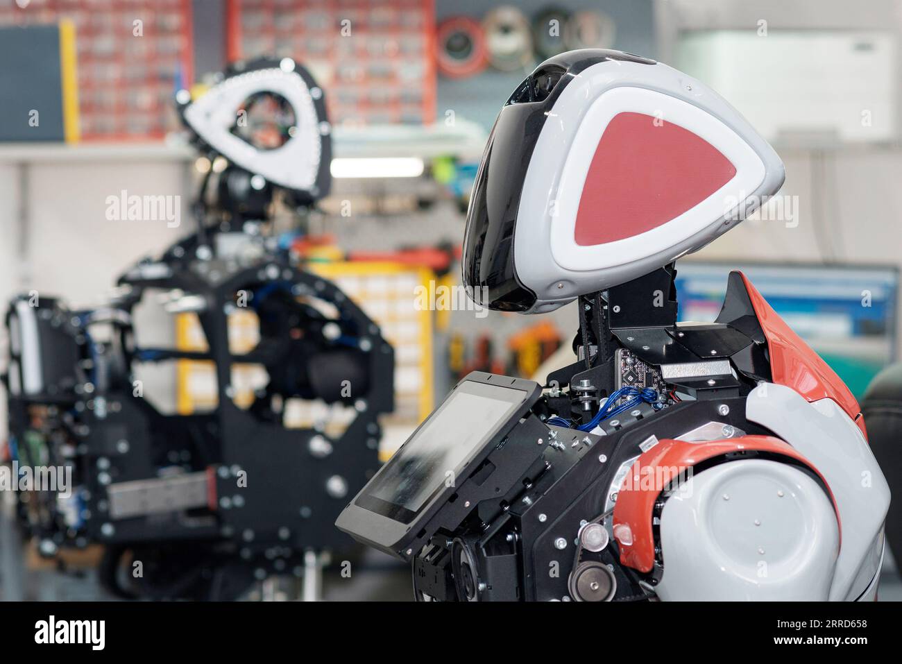 Perm, Russland - 13. Juli 2023: Humanoide Roboter im Prozess der ... Perm, Russland - 13. Juli 2023: Humanoide Roboter im Prozess der ...