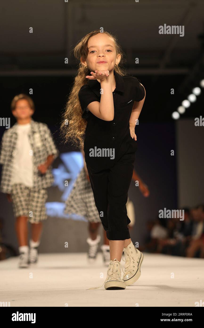 Model chanel nicole marrow -Fotos und -Bildmaterial in hoher Auflösung ...