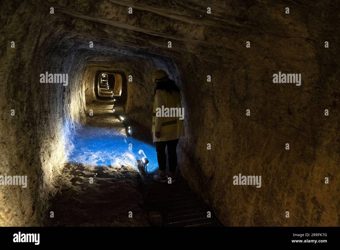 220420 -- SAMOS, 20. April 2022 -- Ein Führer spaziert durch den Tunnel ...