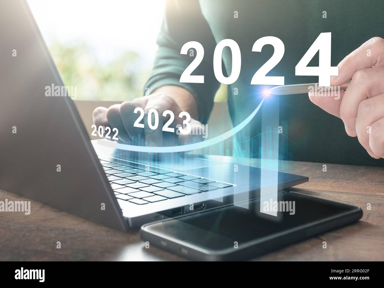 Neujahr 2024. Businessplan 2024 Neujahr. Mann, der an einem Notebook ...