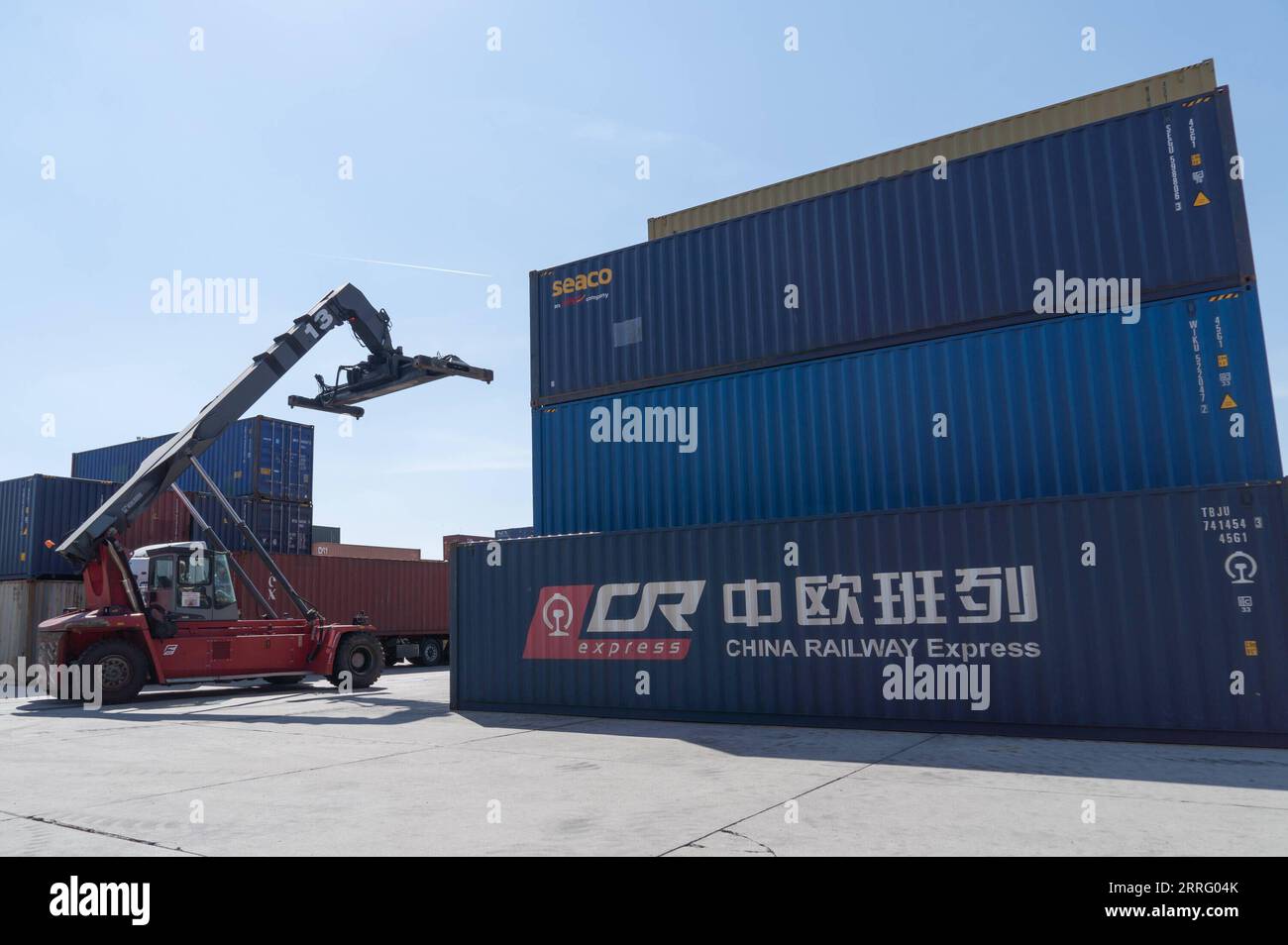 220501 -- BUDAPEST, 1. Mai 2022 -- Ein Container des China Railway ...