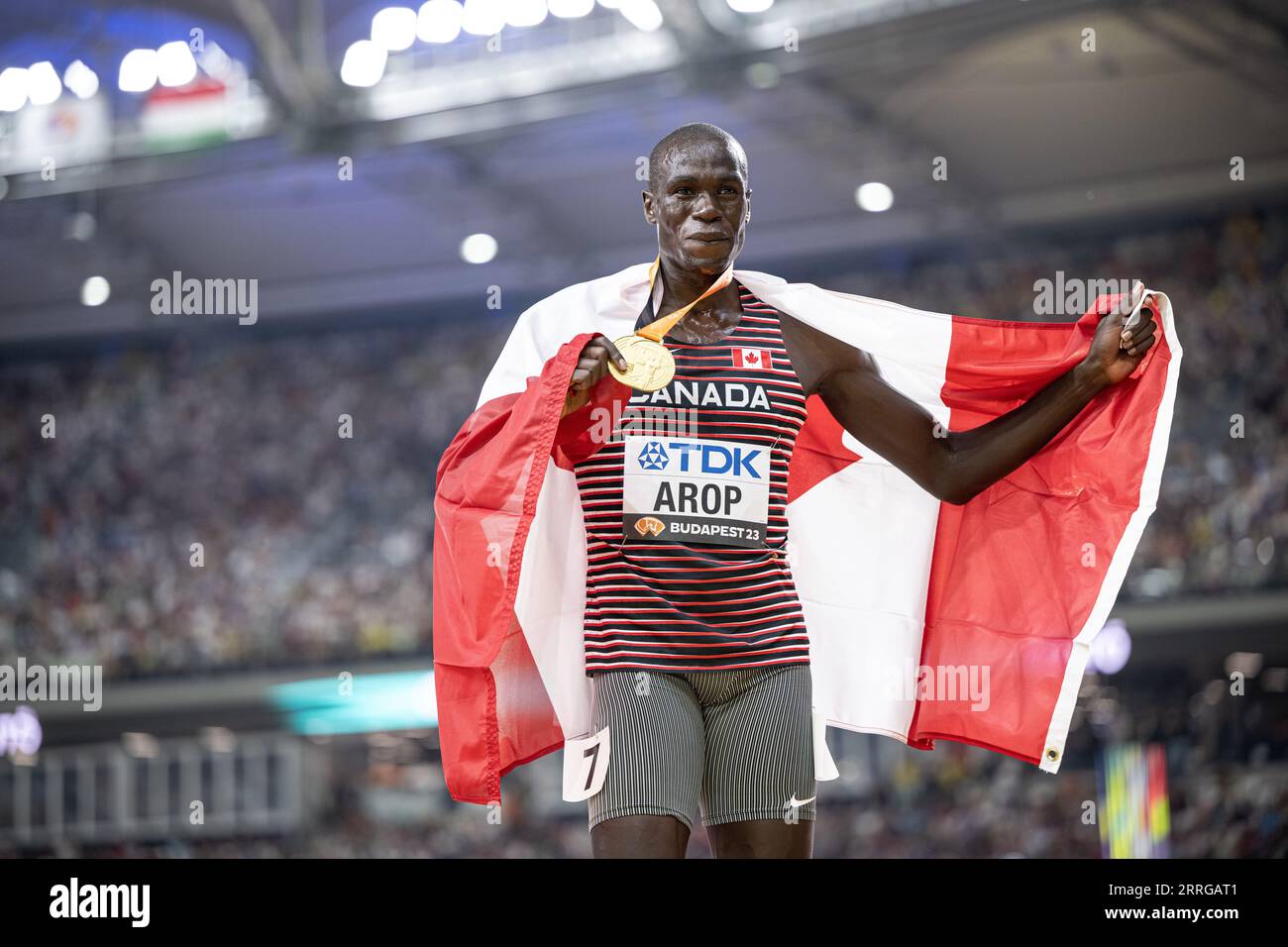 Marco AROP feiert ihre Goldmedaille mit der Landesflagge auf den 800 ...