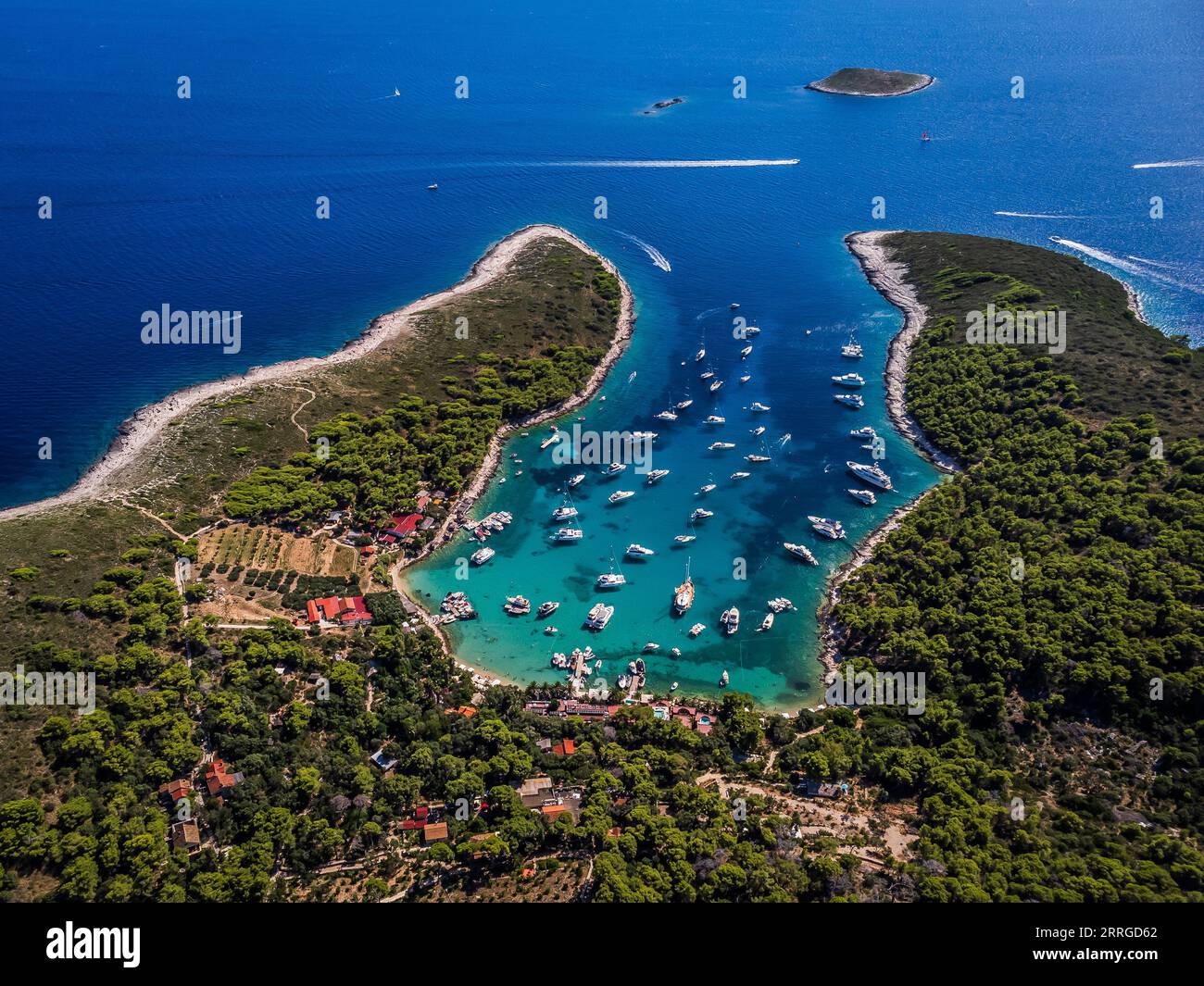 Split, Kroatien. Aug. 2023. Eine Luftaufnahme mit Drohne der Bucht von ...