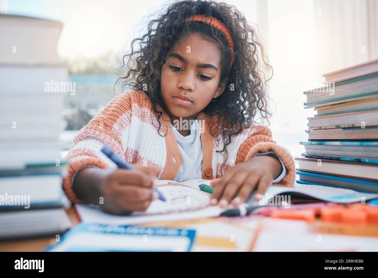 Niños leyendo un libro para colorear -Fotos und -Bildmaterial in hoher Auflösung – Alamy