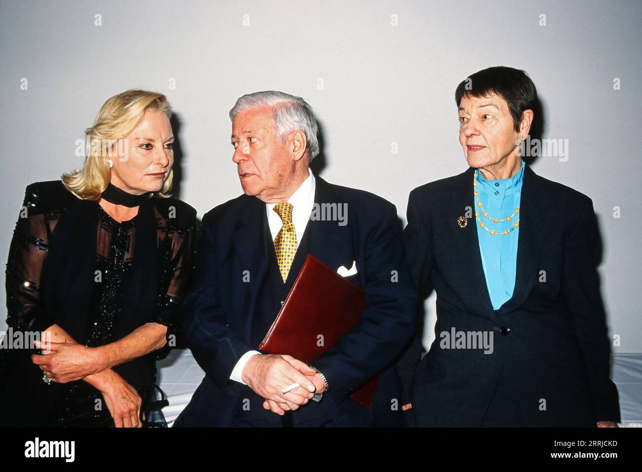 Eliette von Karajan, Witwe von Dirigent Herbert von Karajan im Gespräch mit Ex-Bundeskanzler ...