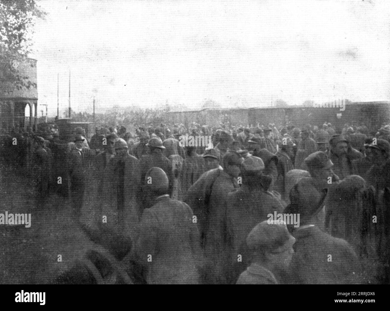 überfüllten bahnhof Schwarzweiß-Stockfotos und -bilder - Alamy