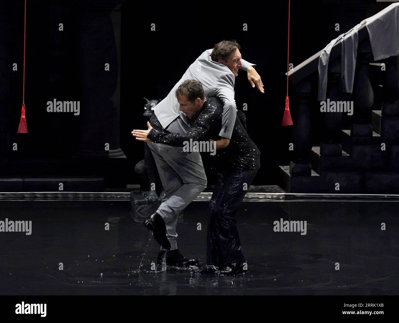 Hamburg, Deutschland. September 2023. Die Schauspieler Nils Kahnwald (r) als Erzähler und Hans ...