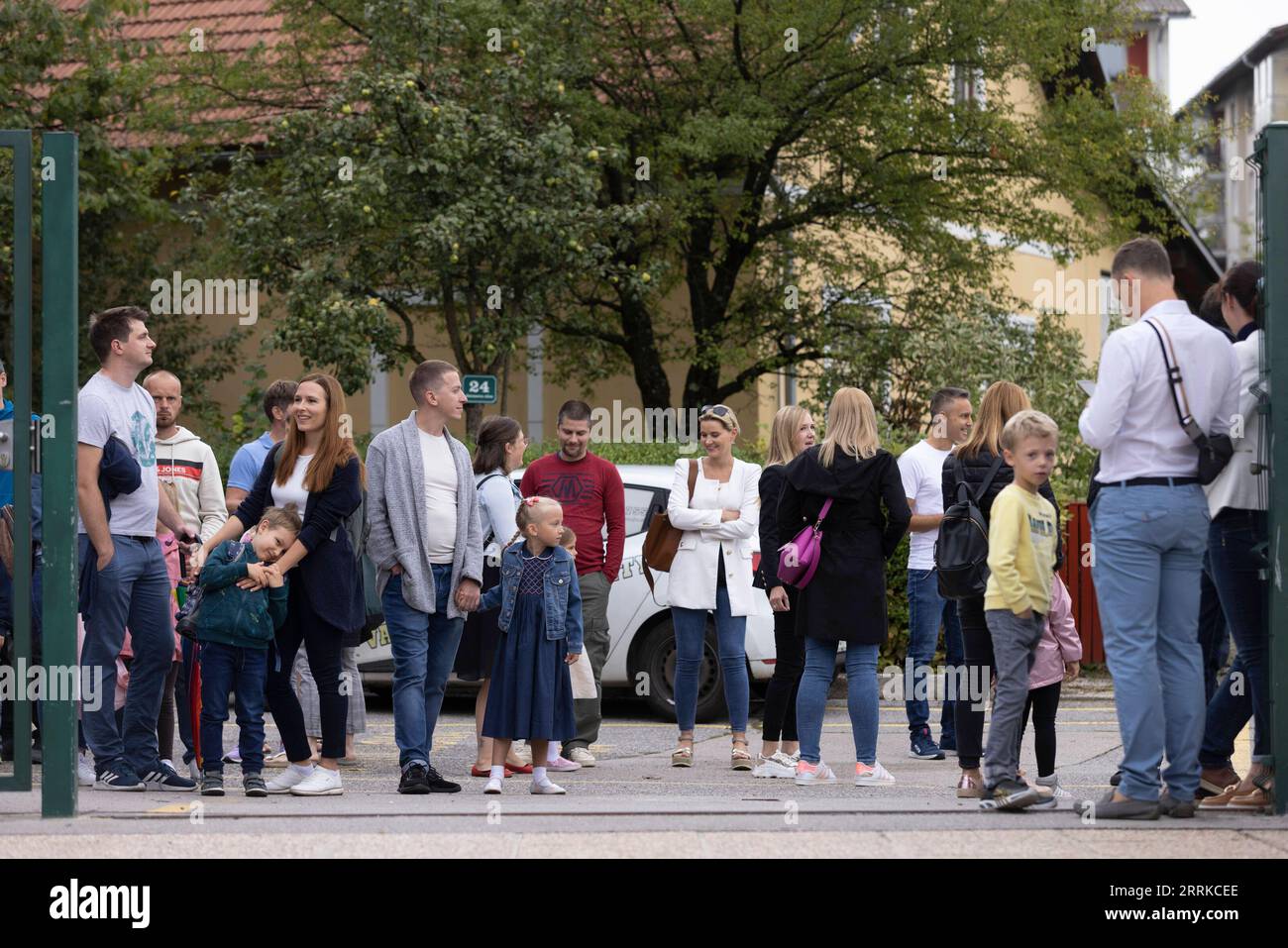 220902 -- LJUBLJANA, 2. September 2022 -- Erstklässler sind am ersten ...