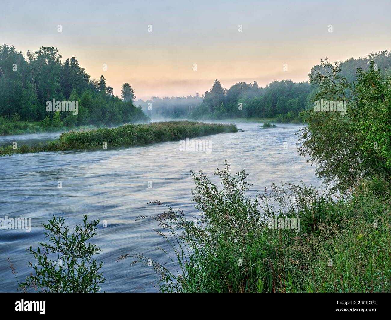 Freier fluss bei sonnenaufgang -Fotos und -Bildmaterial in hoher ...