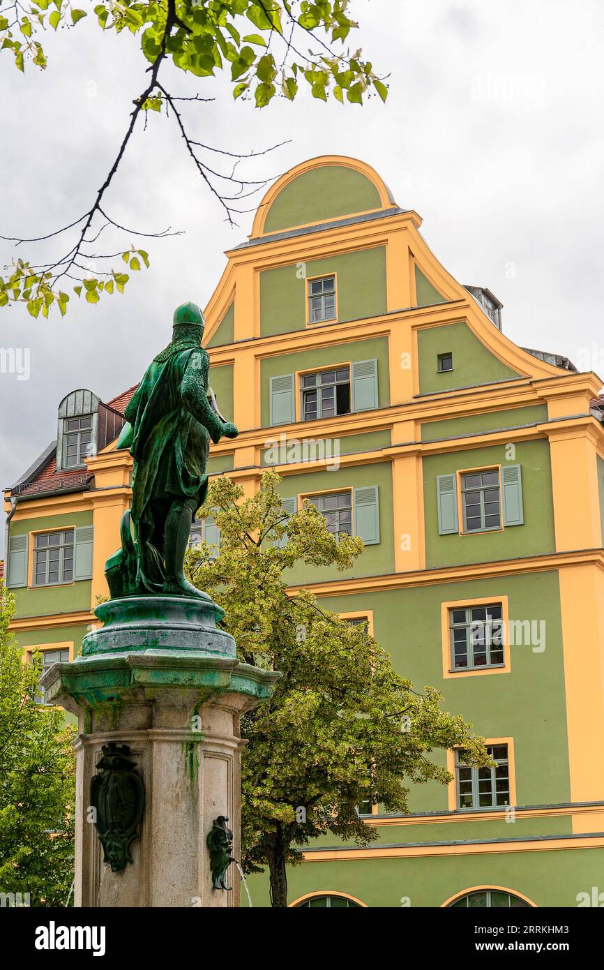 Paradeplatz vor dem Neuen Schloss mit Brunnen Ludwig der Bayerische ...