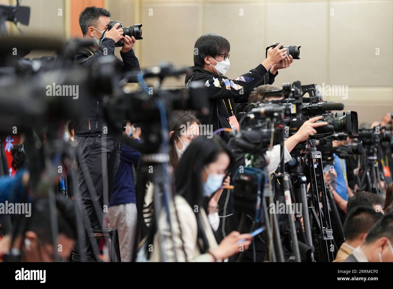 221018 -- PEKING, 18. Oktober 2022 -- Journalisten nehmen an einem ...
