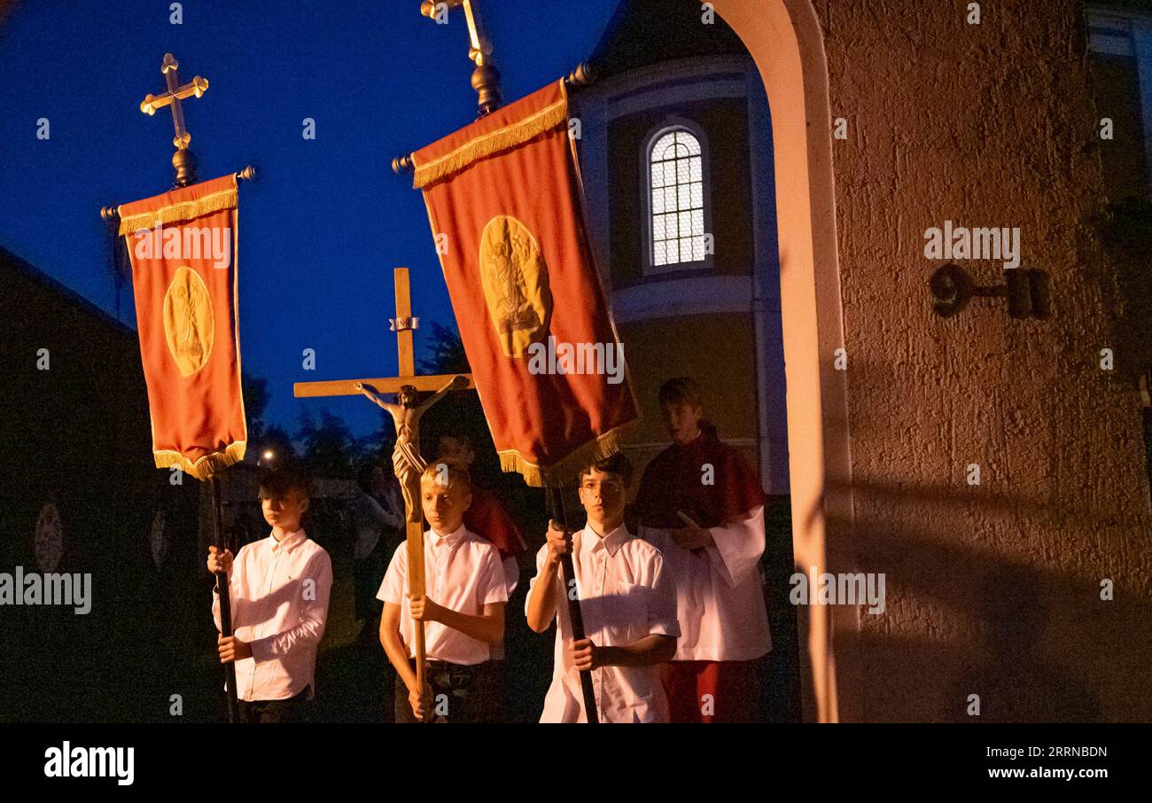 Rosenthal, Deutschland. September 2023. Gläubige tragen das Kreuz und die Fahnen ihrer Pfarrei ...