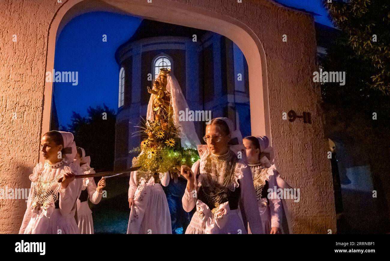 Rosenthal, Deutschland. September 2023. Druschkas, Mädchen im festlichen Sorbenkostüm, tragen ...