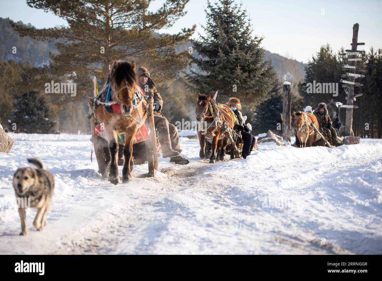 230110 -- MOHE, 10. Januar 2023 -- Touristen erleben ...