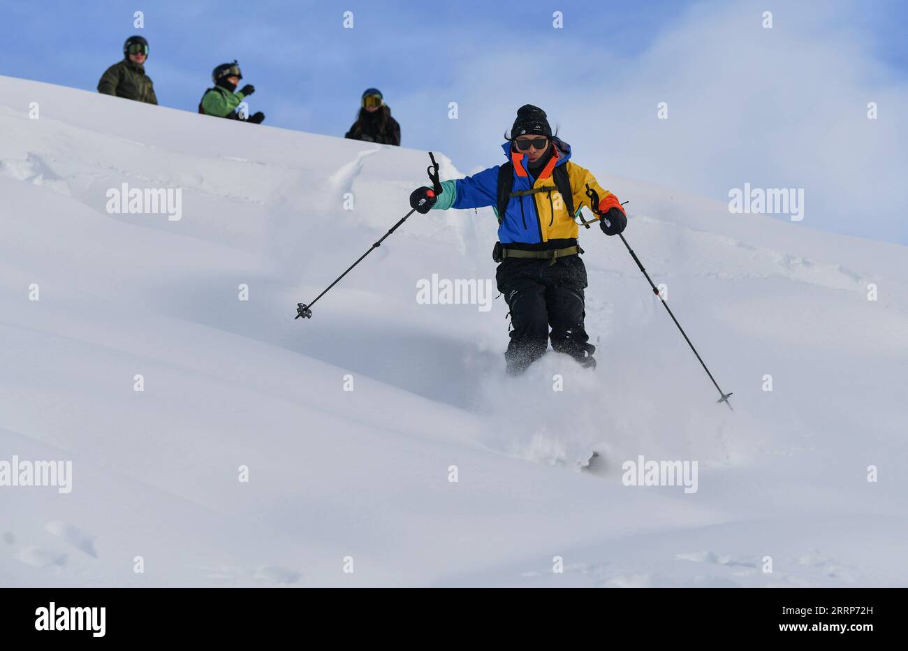 230226 -- ÜRÜMQI, 26. Februar 2023 -- Peng Chao Ski im Dorf HEMU in ...