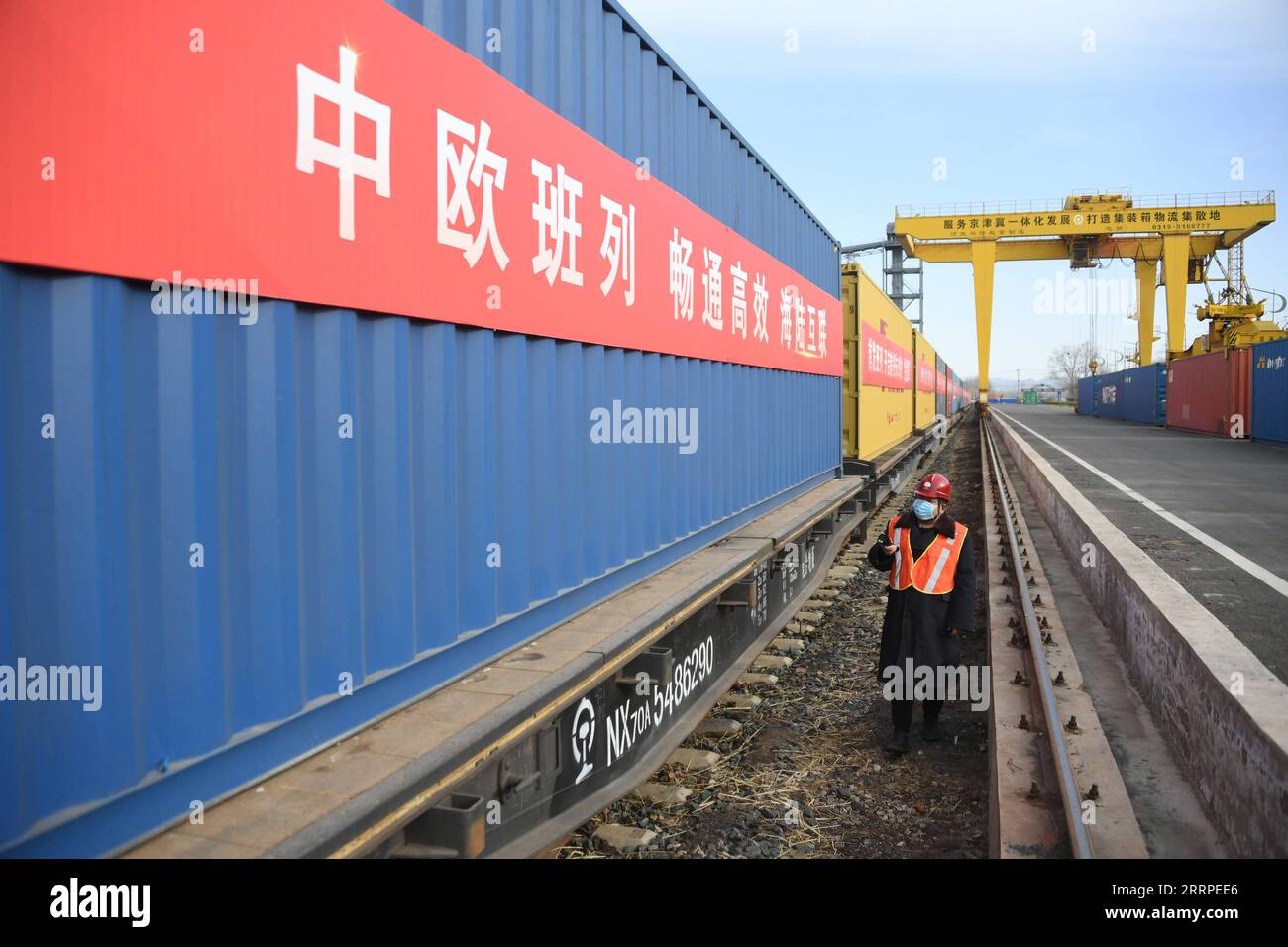 230316 -- PEKING, 16. März 2023 -- Ein Mitarbeiter überprüft die ...