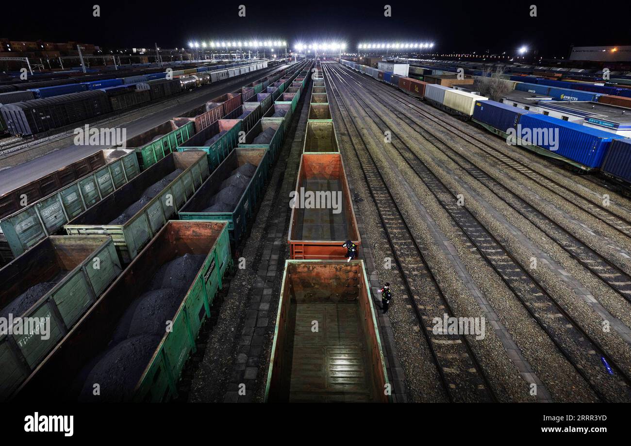 230501 -- ALATAW PASS, 1. Mai 2023 -- Cui Hongwu L und sein Kollege ...