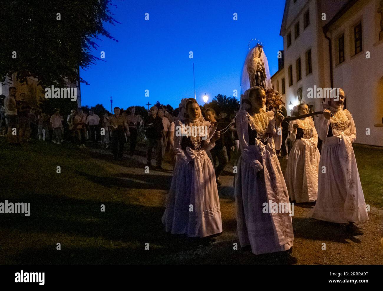 Rosenthal, Deutschland. September 2023. Druschkas, Mädchen im festlichen Sorbenkostüm, tragen ...