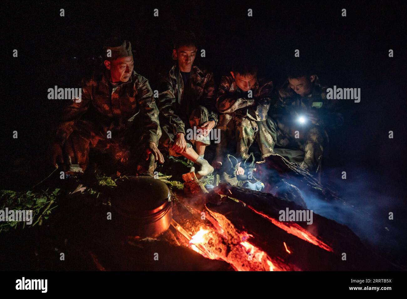 230712 -- LUSHUI, 12. Juli 2023 -- Ranger trocknen ihre Socken und ...