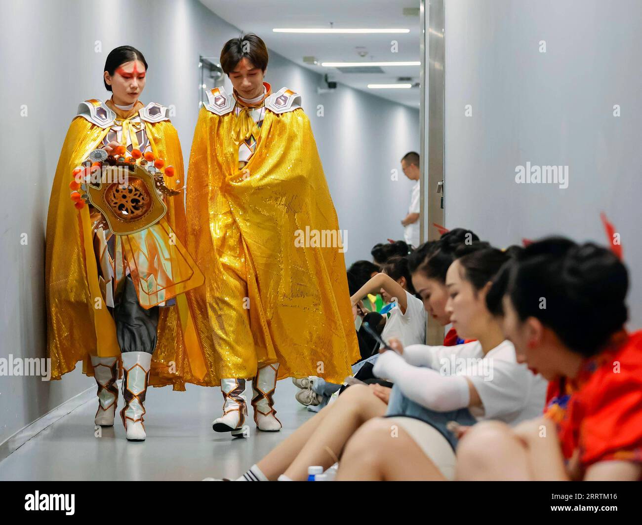 230729 -- CHENGDU, 29. Juli 2023 -- Ren Xin L und ihre Mitdarstellerin ...