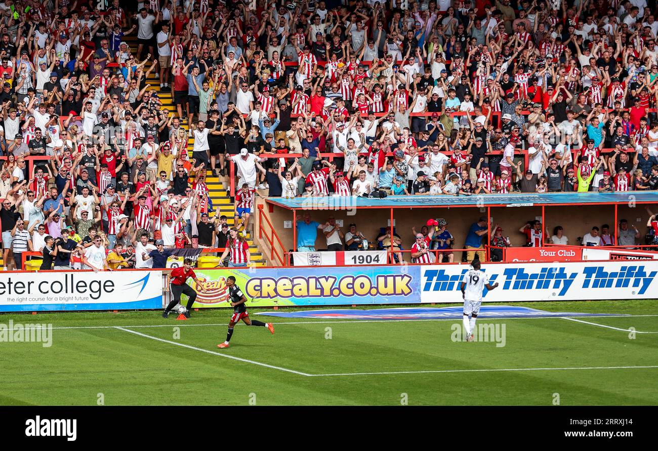 Demetri Mitchell von Exeter City (links) feiert das erste Tor seiner ...