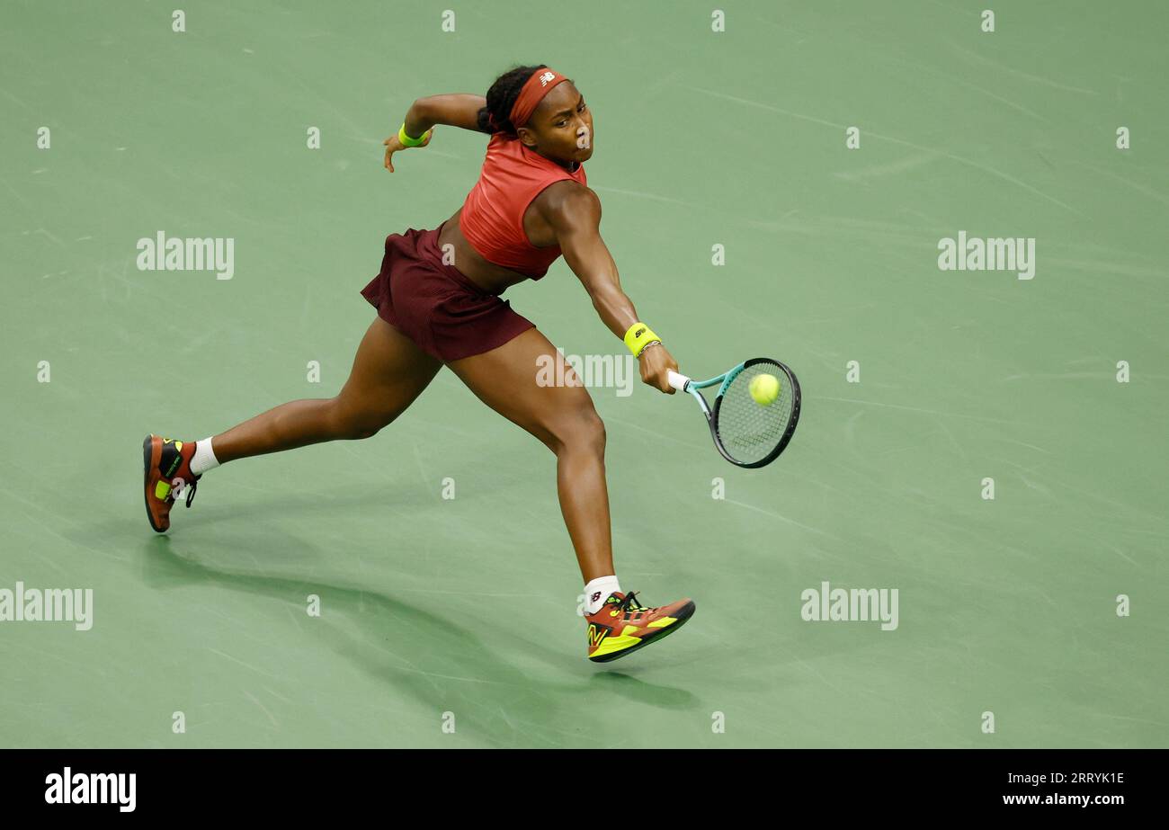 Flushing Meadow, Usa. September 2023. Coco Gauff gibt den Ball im ...