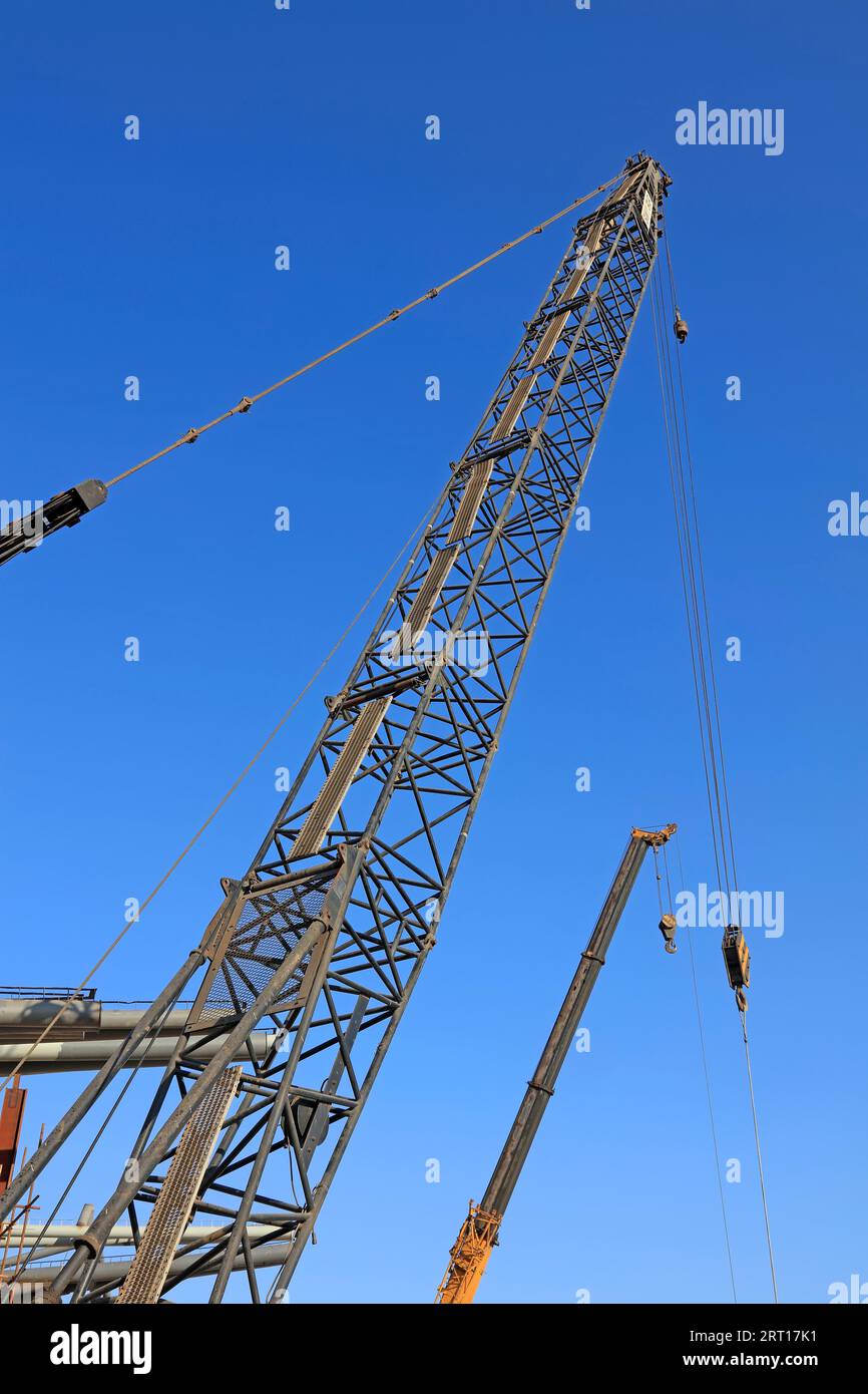 Kran steigt in den himmel -Fotos und -Bildmaterial in hoher Auflösung ...