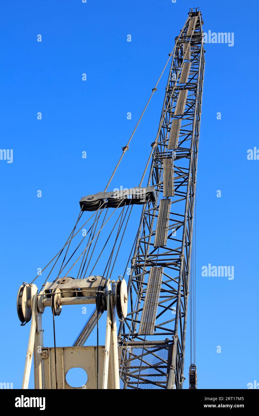 Kran steigt in den himmel -Fotos und -Bildmaterial in hoher Auflösung ...