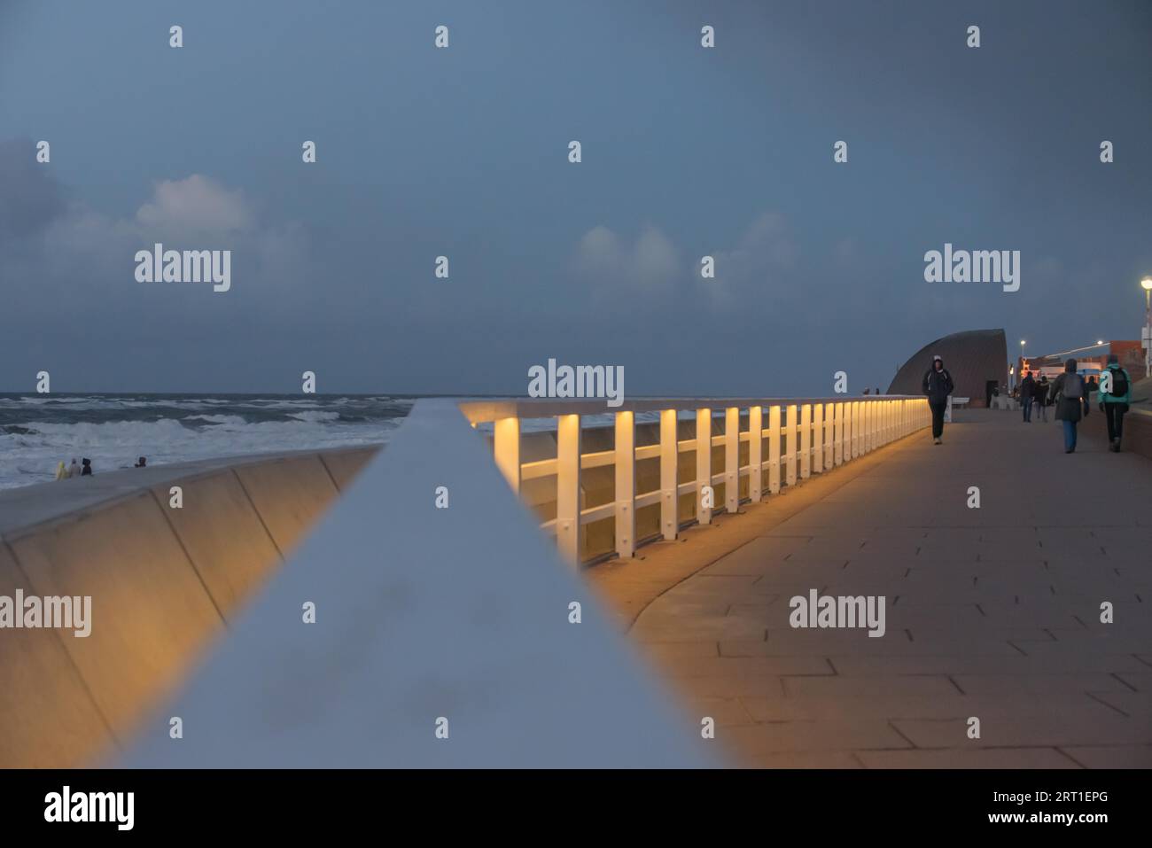 Promenade am strand -Fotos und -Bildmaterial in hoher Auflösung – Alamy
