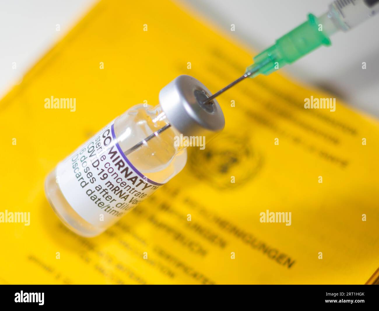 Impfausweis comirnaty -Fotos und -Bildmaterial in hoher Auflösung – Alamy