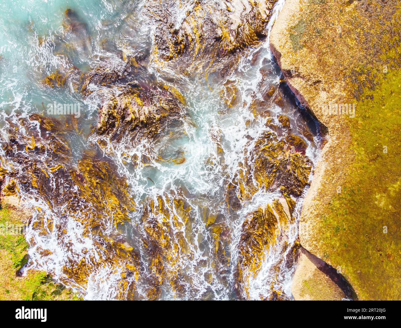 Eine Luftaufnahme der Küstenlinie Meer und Sand am Pearses Beach auf ...