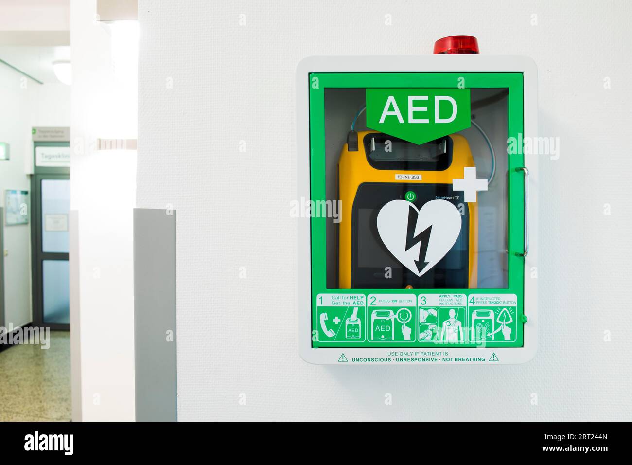 Defibrillator an der wand -Fotos und -Bildmaterial in hoher Auflösung ...