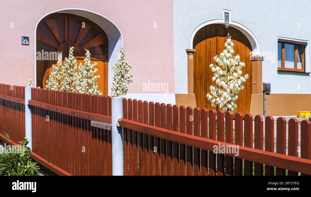 Zaun haus -Fotos und -Bildmaterial in hoher Auflösung – Alamy