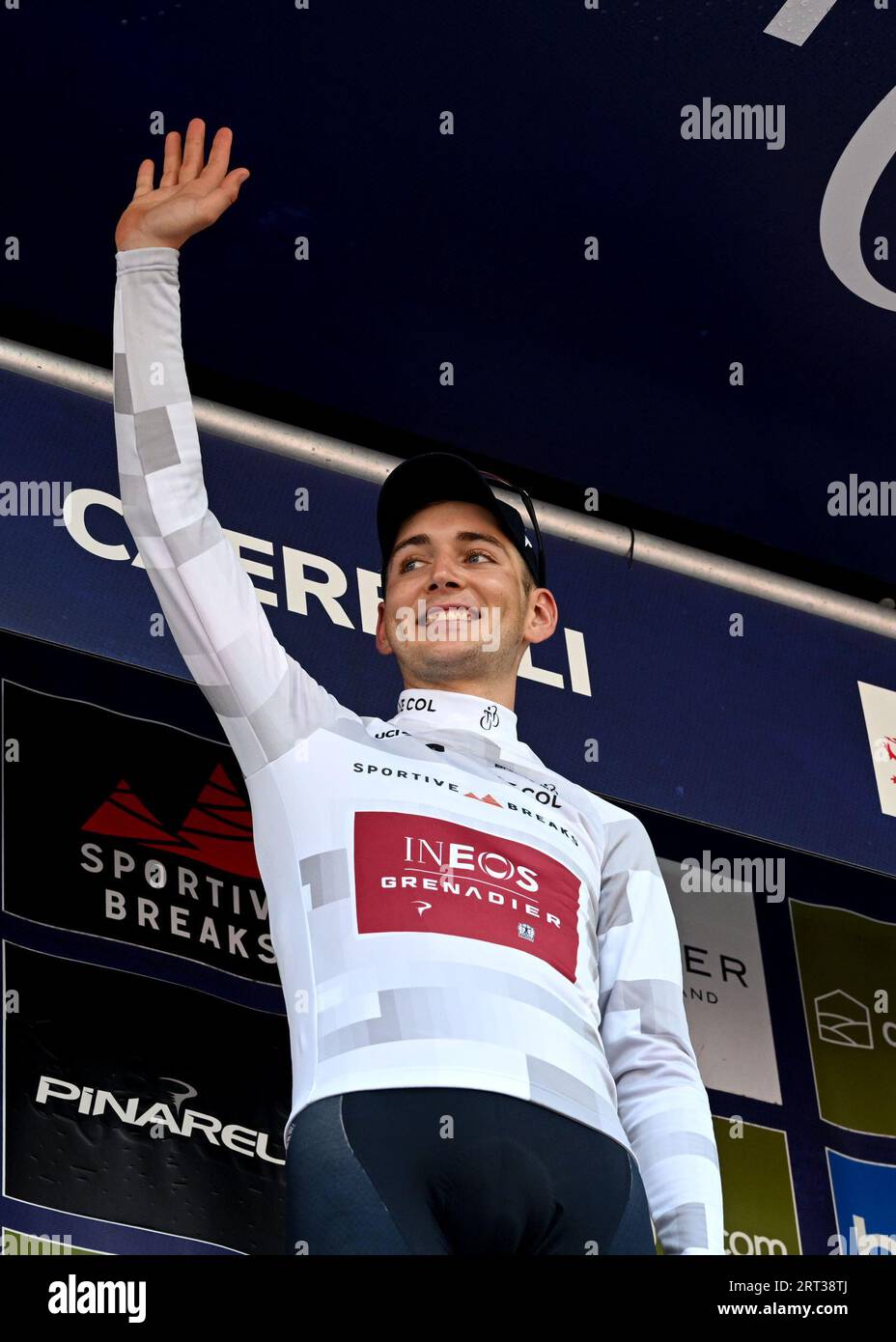 Magnus Sheffield von INEOS Grenadiers feiert nach der achten Etappe der ...