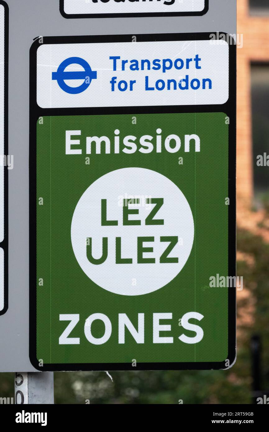 Schild „London Emissions Zone“. Transport for London, TfL, Emission Zones Sign in Stanmore ...