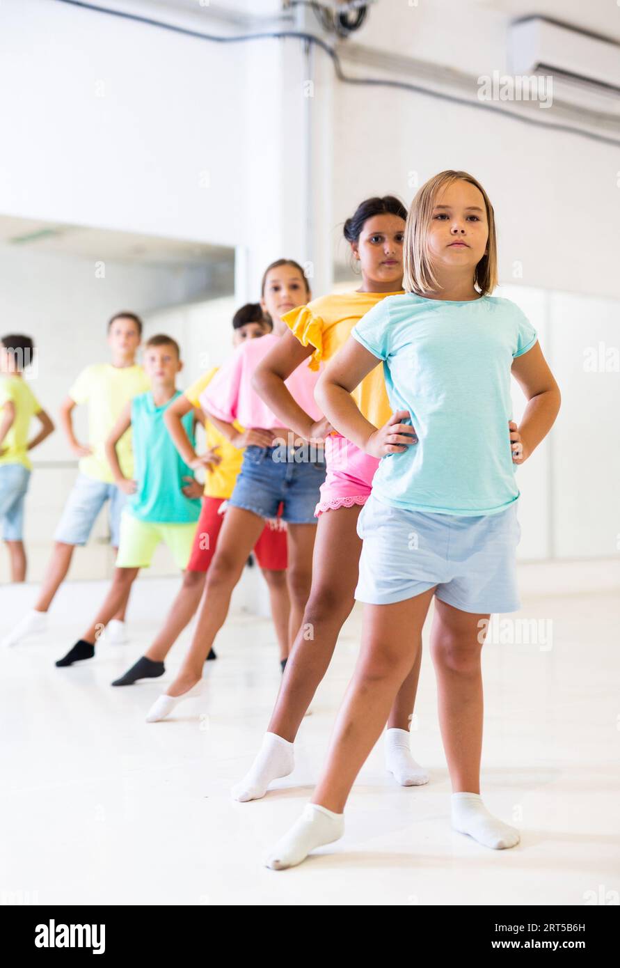 Preteen girls gymnastik -Fotos und -Bildmaterial in hoher Auflösung – Alamy