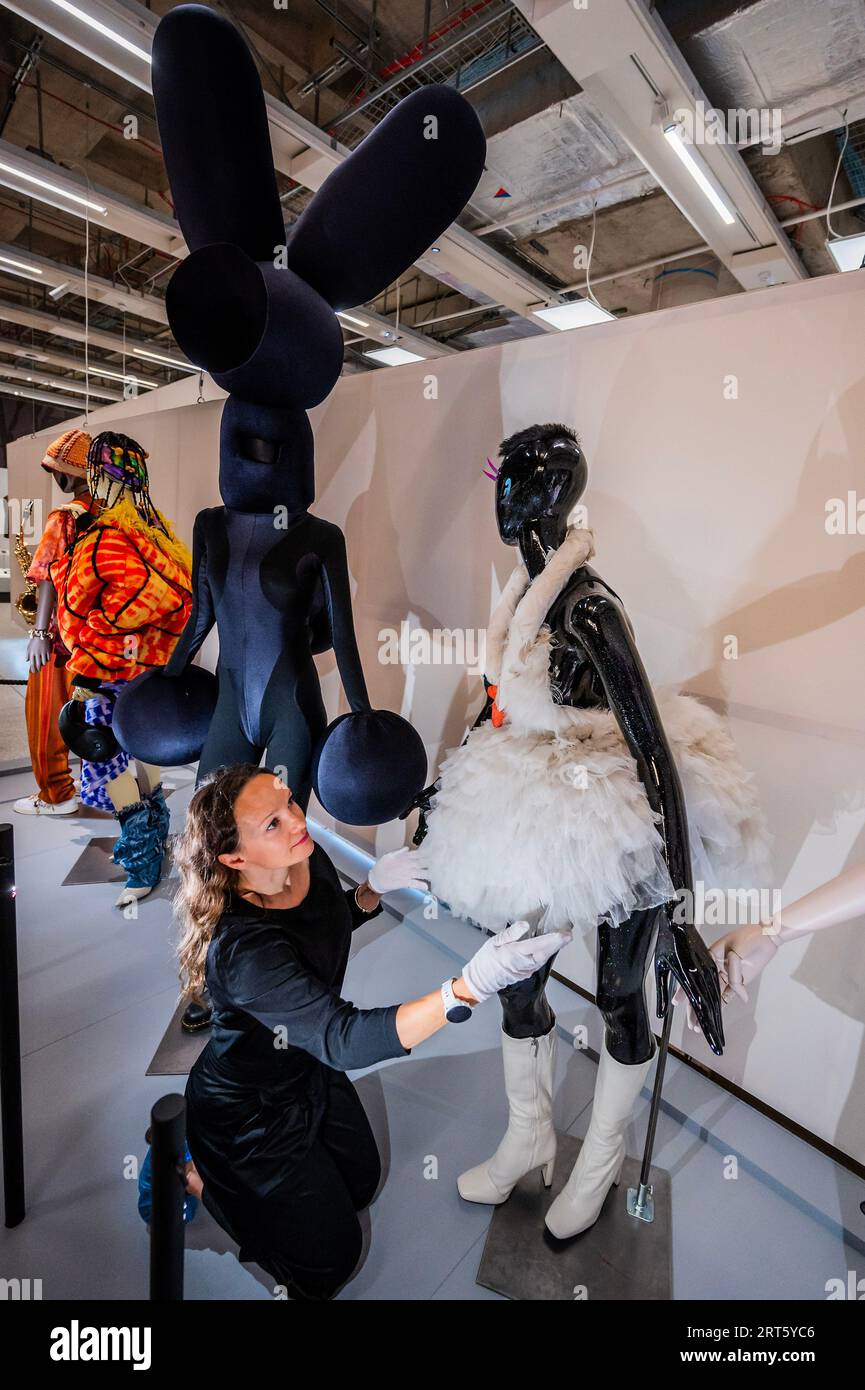 London, Großbritannien. September 2023. Bjorks „Schwan“-Kleid aus den ...