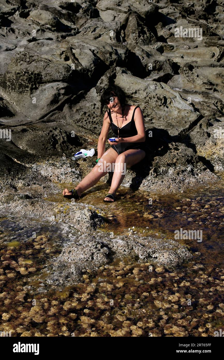 Alte frauen am strand bikini -Fotos und -Bildmaterial in hoher Auflösung – Alamy