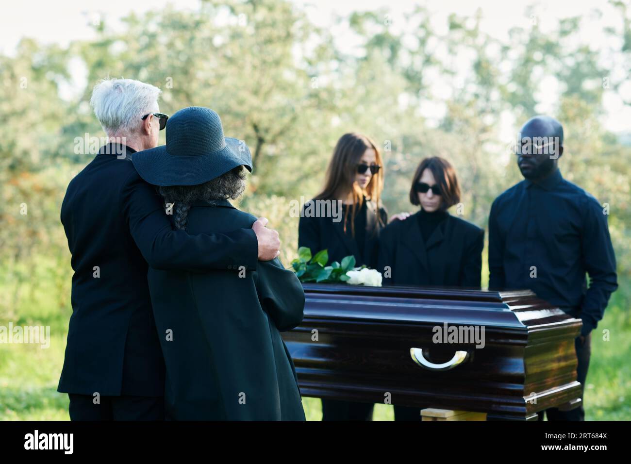 Interkulturelle trauer -Fotos und -Bildmaterial in hoher Auflösung – Alamy
