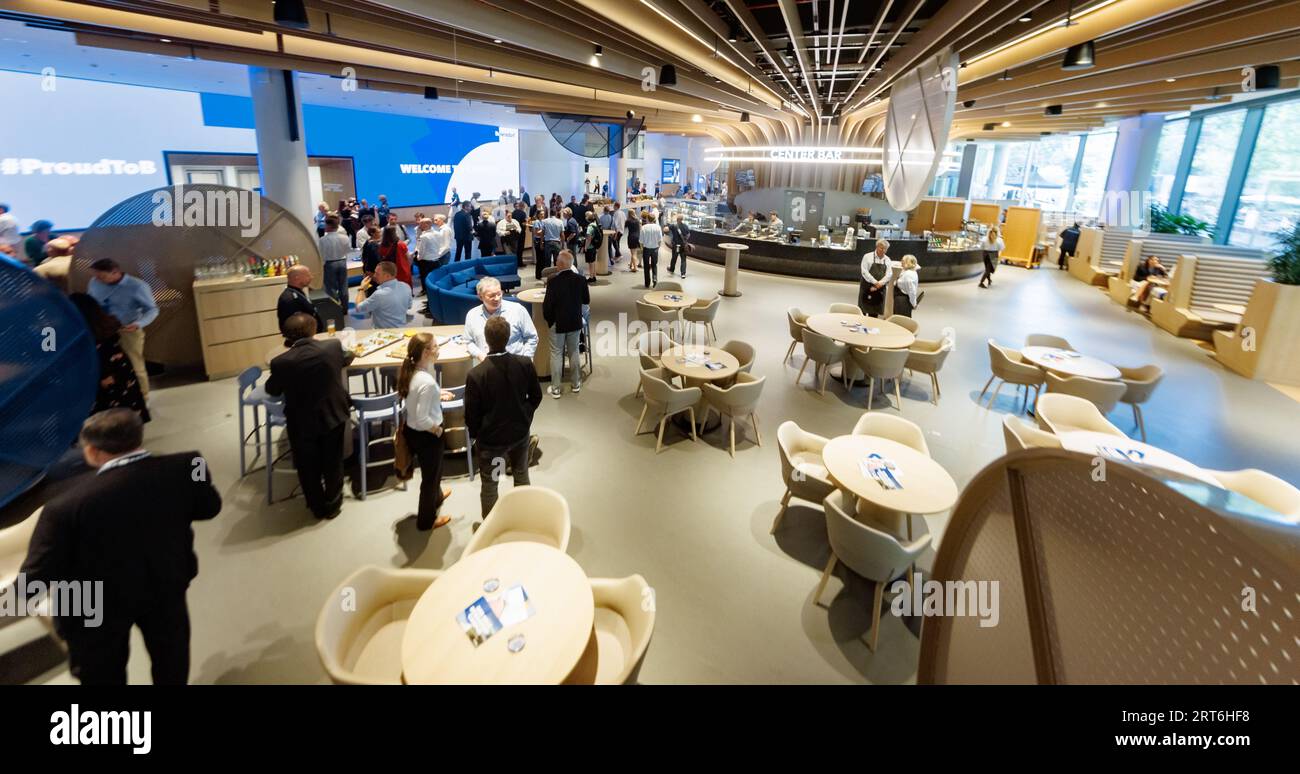 Hamburg, Deutschland. September 2023. Blick auf das „Arbeitscafé“ am neuen Firmensitz von ...