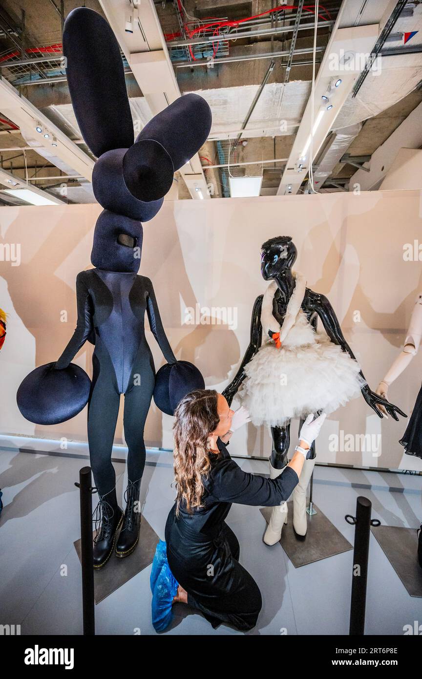 London, Großbritannien. September 2023. Bjorks „Schwan“-Kleid aus den ...