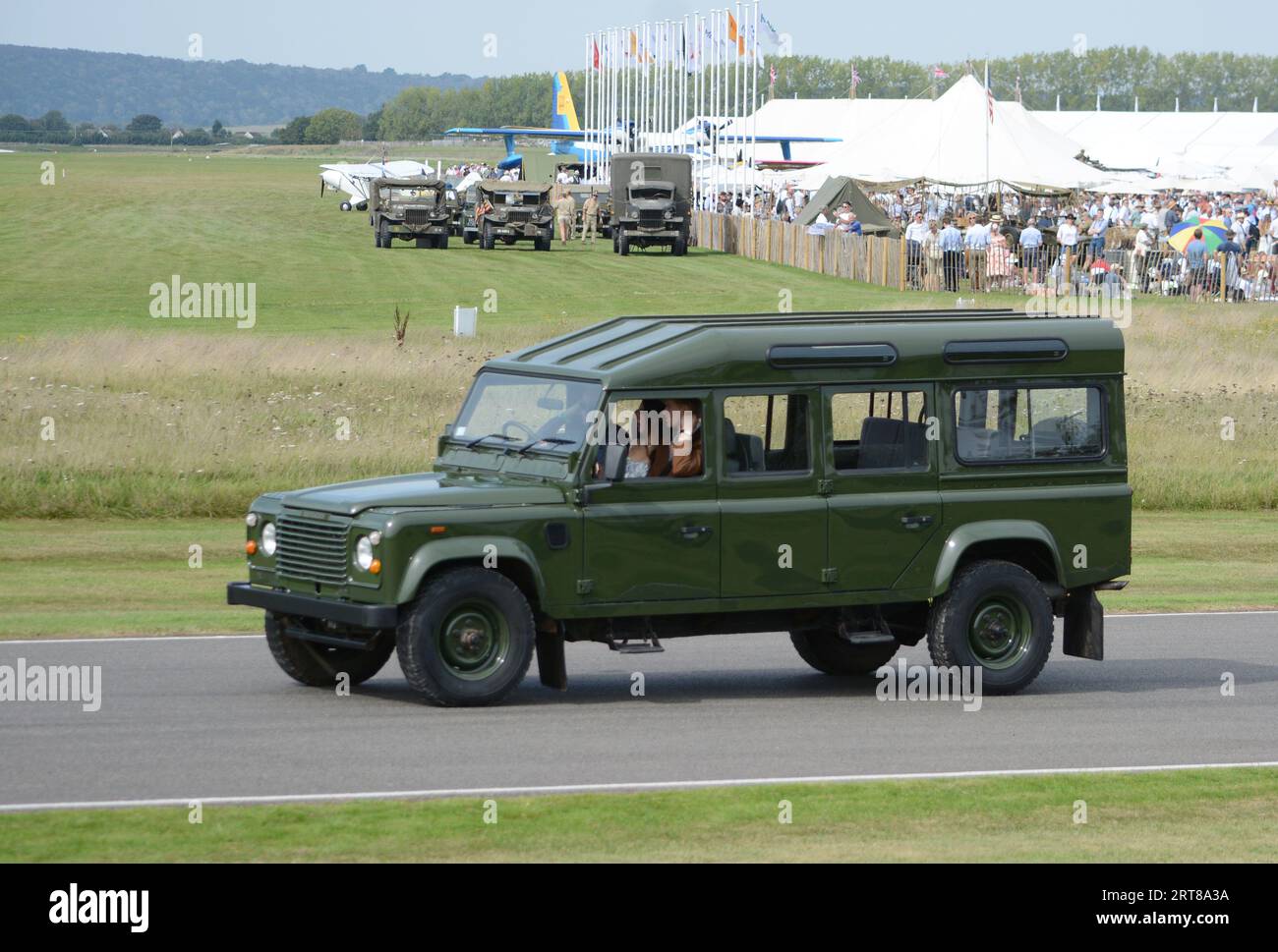 Land Rover Defender 130 Jumbo Station Wagon, mit 3 Türen auf jeder ...